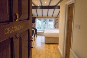 Quarto casal clássico | Espaço de trabalho para notebook, ferros/tábuas de passar roupa