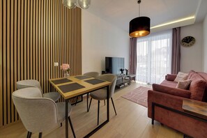 Apartamento, varanda | Sala | TV de ecrã plano 