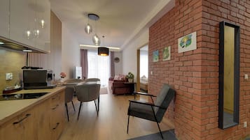 Apartamento, varanda | Sala de estar | TV de ecrã plano