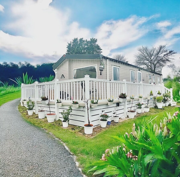 Cozy Newquay Lodge With Private Hot Tub, - Cornwall