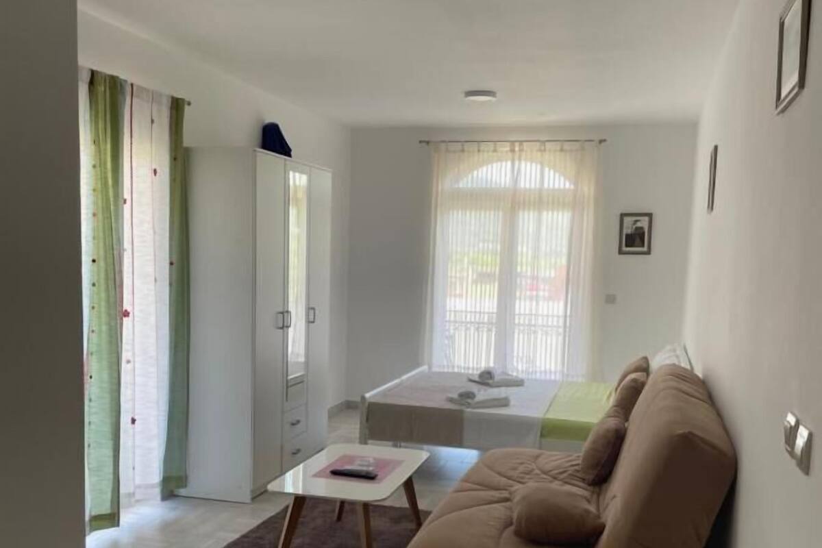 Estúdio clássico, vista para o jardim | Escrivaninha, espaço de trabalho para notebook, quartos à prova de som