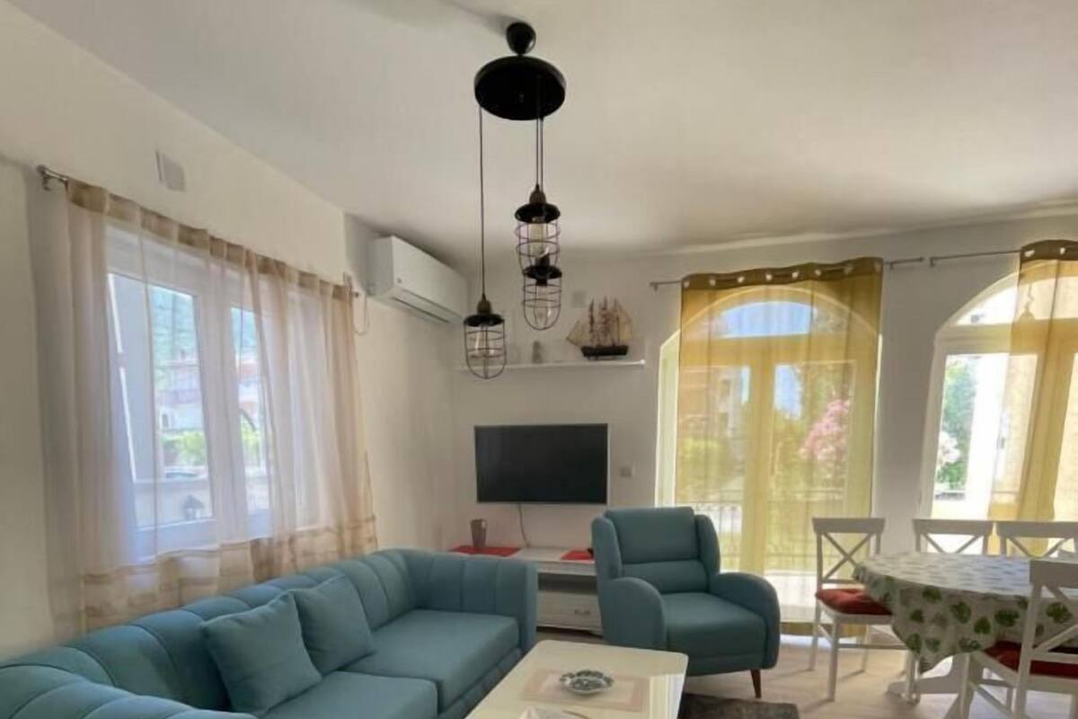 Apartamento família, 2 quartos, vista para o jardim | Escrivaninha, espaço de trabalho para notebook, quartos à prova de som