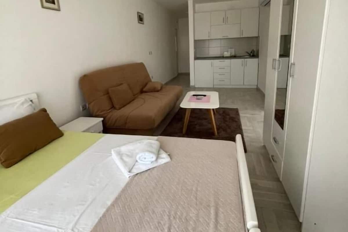 Estúdio clássico, vista para o jardim | Escrivaninha, espaço de trabalho para notebook, quartos à prova de som