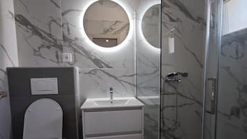 Apartamento Comfort | Casa de banho | Um polibã, um secador de cabelo, toalhas fornecidas, sabão