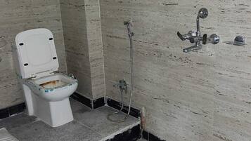 Produtos de toalete grátis, toalhas de banho, sabonete, shampoo