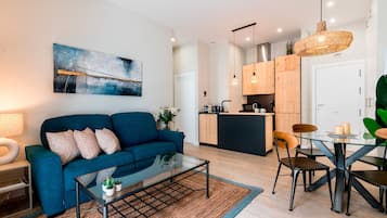 Apartamento (1 Bedroom) | Sala de estar | Smart TV 52 polegadas com canais via satélite