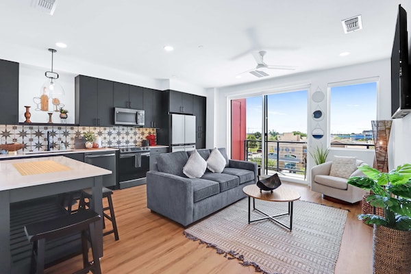 Modern Hill Country Condo For 4 W/ Resort Perks! - Texas