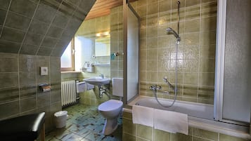 Quarto Duplo | Casa de banho | Um secador de cabelo, toalhas fornecidas, papel higiénico