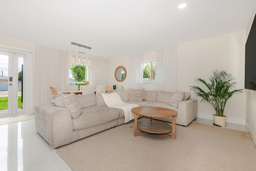 Elegant House With Outstanding Pool, Kid And Pet Friendly Minutes From The Beach - Boca Raton, FL