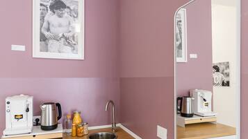 Deluxe Quadruple Room, Private Bathroom, City View | Secretária adequada para computadores portáteis