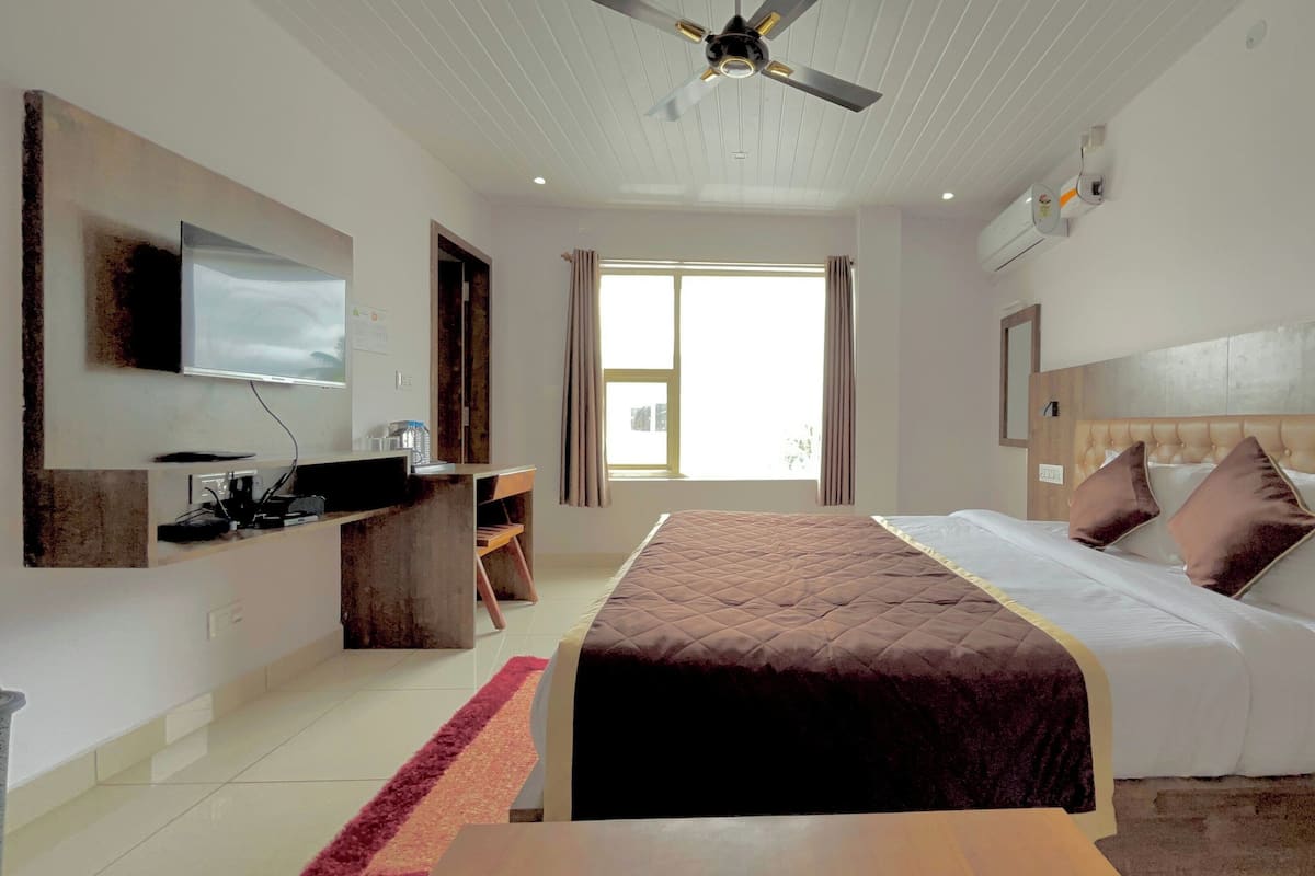 Quarto casal luxo | Cofres nos quartos, escrivaninha, espaço de trabalho para notebook