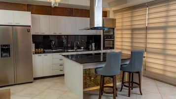Suite Deluxe, vista para o jardim | Cozinha privada