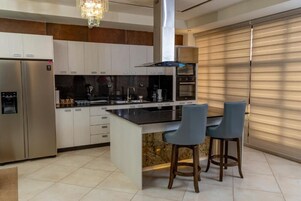 Suíte luxo, vista para o jardim | Cozinha privada