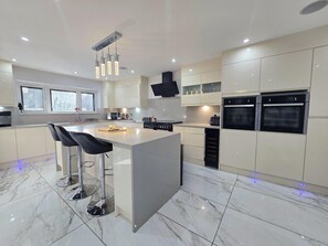 Um frigorífico, um micro-ondas, um forno, uma placa de cozinha