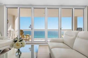 Apartamento em Condomínio Fechado, várias camas (Silver Beach Towers 1003 West) | Sala de estar | Televisor 