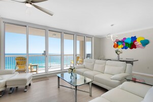 Apartamento em Condomínio Fechado, várias camas (Silver Beach Towers 1003 West) | Sala de estar | Televisor 