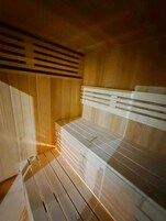 Uma sauna com paredes e bancos de madeira.