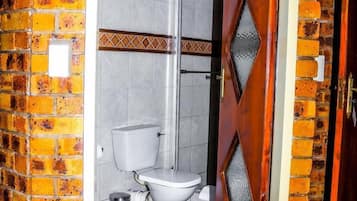 Quarto quádruplo família, vista para a piscina | Banheiro