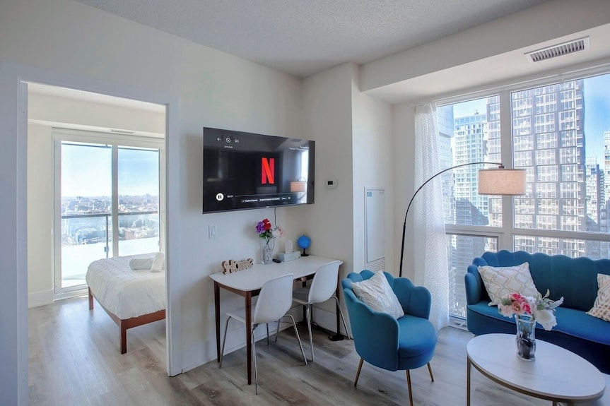Tripshine Suites -Rogers Center Mtcc 3br/2ba King Bed Parking Lakeview - Toronto