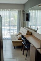 Quarto luxo | Frigobar, espaço de trabalho para notebook, Wi-Fi de cortesia