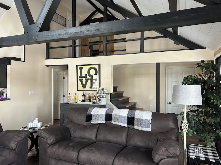 Walk To Bimini Beach! 5 Bedrooms /3 Baths / Sleeps 10 - Treasure Lake, PA