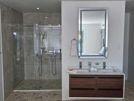 Apartamento Deluxe, vista para o oceano | Casa de banho | Artigos de higiene pessoal grátis, toalhas fornecidas, sabão, champô 