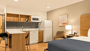 Suite, 1 cama king-size, não fumadores | Cozinha privada | Um frigorífico/congelador grande, um micro-ondas, uma placa de cozinha
