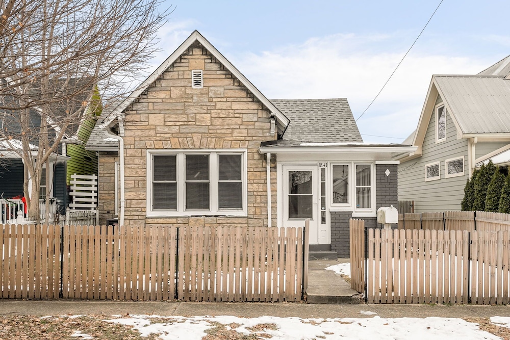 Charming 2 Bedroom With In Home Gym - Indianapolis, IN