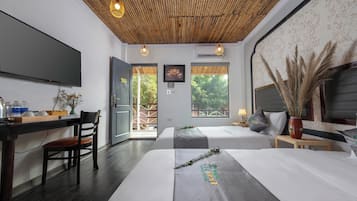 Quarto casal ou duplo luxo, vista para a montanha | Escrivaninha, Wi-Fi de cortesia, roupa de cama