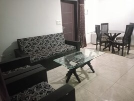 Quarto solteiro luxo, sacada, vista para a montanha | Área de estar