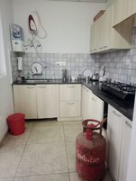 Quarto solteiro luxo, sacada, vista para a montanha | Cozinha privada | Geladeira