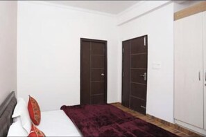 Quarto Individual Deluxe, varanda, vista para a montanha | Secretária adequada para computadores portáteis, ferro/tábua de engomar