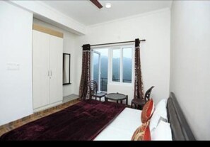 Quarto Individual Deluxe, varanda, vista para a montanha | Secretária adequada para computadores portáteis, ferro/tábua de engomar 