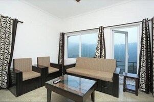 Quarto solteiro luxo, sacada, vista para a montanha | Área de estar