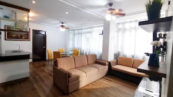 Condo família | Área de estar | TV 32 cm com canais a cabo