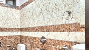 Casa de banho com sanita, bidé e lavatório, tudo com equipamentos modernos.