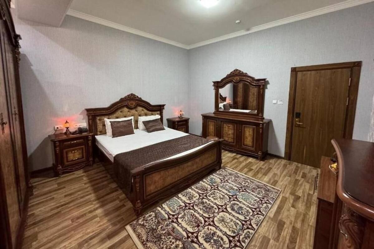 Quarto Duplo Deluxe, vista para o pátio | Roupa de alta qualidade, cofre no quarto, cortinas/cortinados opacos 