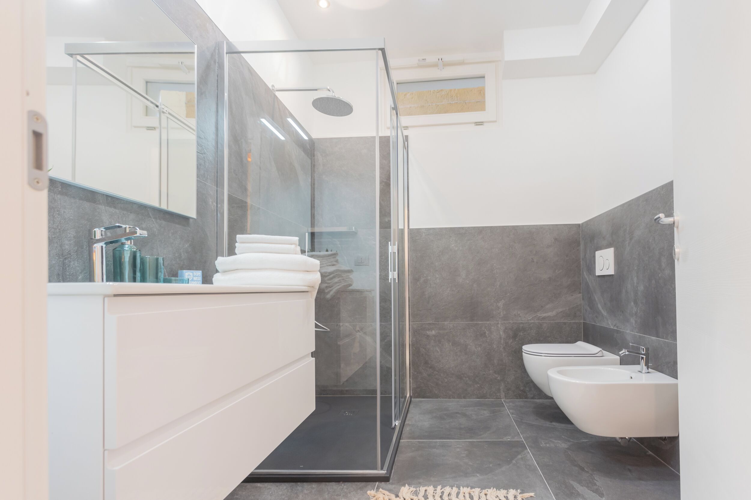 Apartamento (1 Bedroom) | Casa de banho | Um polibã, um bidé, toalhas fornecidas, sabão 