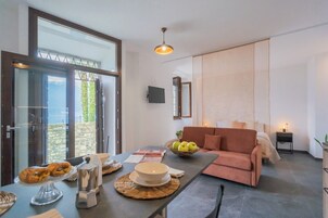 Apartamento (1 Bedroom) | Área de estar | Smart TV 32 polegadas com canais digitais