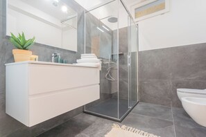 Apartamento (1 Bedroom) | Casa de banho | Um polibã, um bidé, toalhas fornecidas, sabão