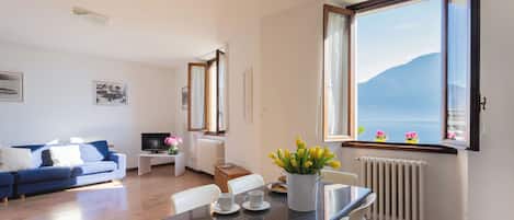 Apartamento (2 Bedrooms) | Sala de estar | Televisor de ecrã plano de 32 polegadas com canais por cabo