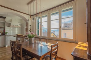 Apartamento (3 Bedrooms) | Cozinha privada | Um forno, uma máquina de café expresso, uma chaleira elétrica