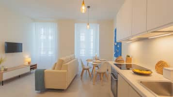 Apartamento (1 Bedroom) | Área de estar | TV de tela plana 32 polegadas com canais a cabo