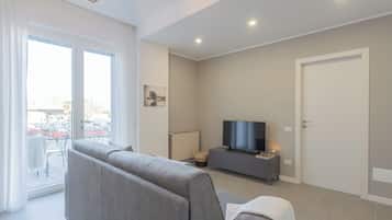Apartamento (1 Bedroom) | Sala de estar | Smart TV de 32 polegadas com canais digitais