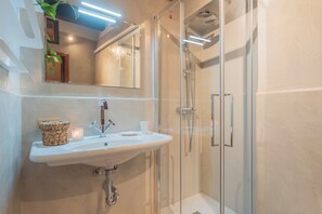Apartamento (2 Bedrooms) | Casa de banho | Um polibã, um bidé 
