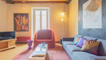 Apartamento (2 Bedrooms) | Sala de estar | Smart TV de 32 polegadas com canais digitais