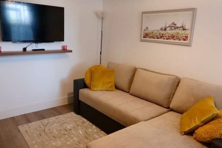 Modern, Spacious 3 Bedroom Home Watford Junction - Watford