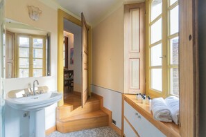 Villa (5 Bedrooms) | Casa de banho | Um polibã e uma banheira separados, um bidé, toalhas fornecidas, sabão