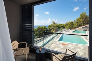 Premium suite with balcony and partial sea view | Vista do quarto