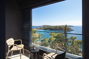 Superior suite with sea view balcony | Vista do quarto